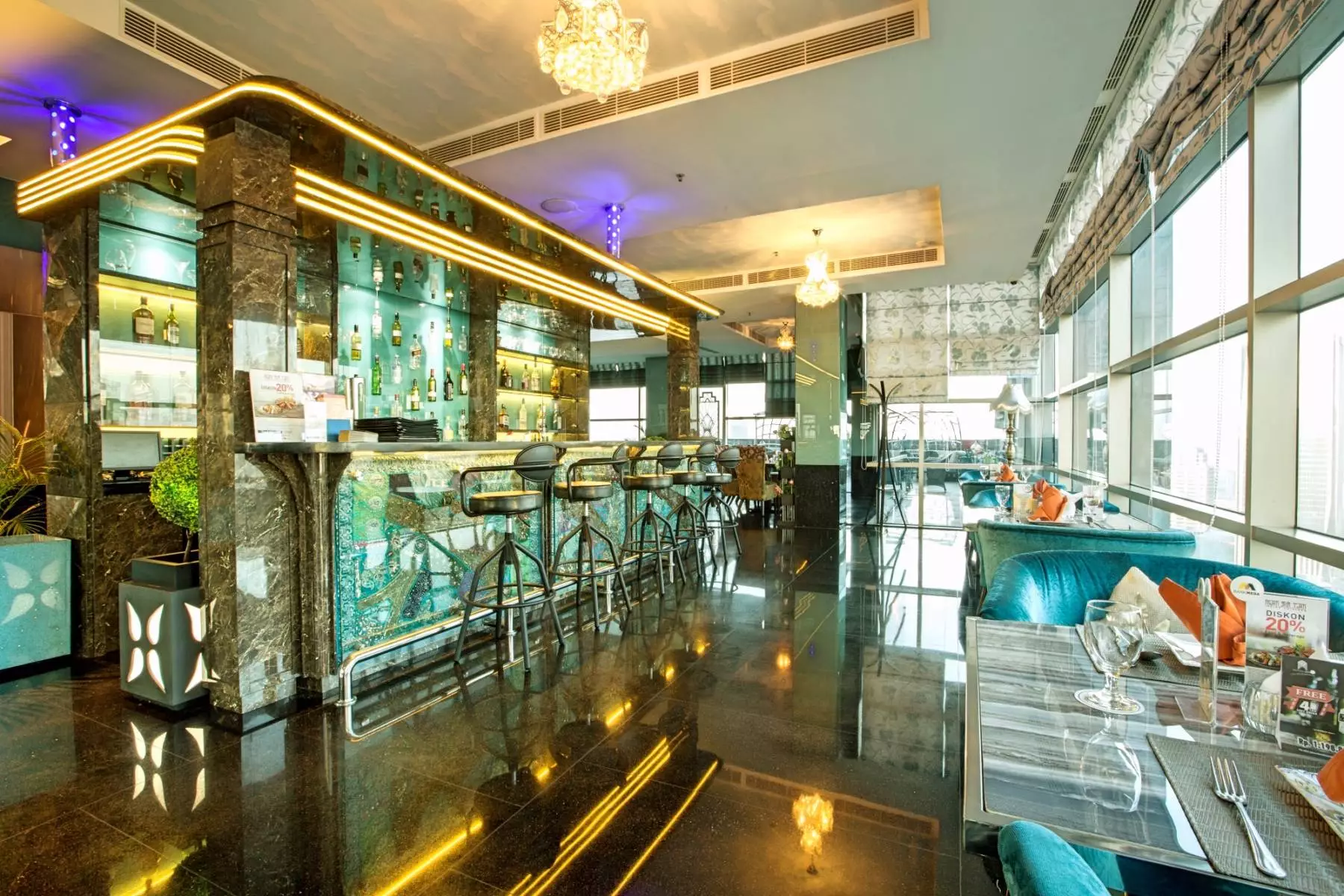 Dining - Manhattan Hotel